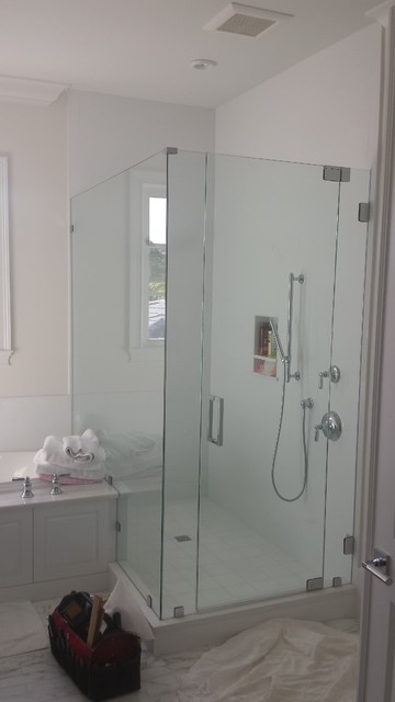 90 Degree Frameless Shower with a Notched Panel - Moderne - Salle de ...