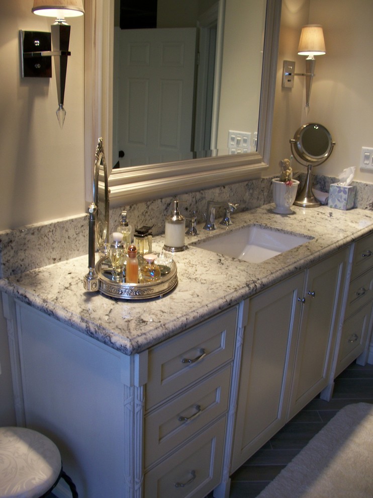 Antique Master Bath Vanity with Glazed Finish - Contemporáneo - Cuarto ...