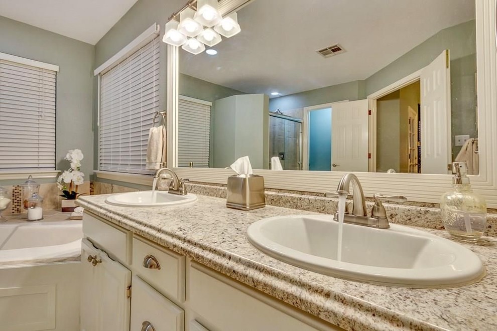 Bathroom remodel before and after - Moderne - Salle de Bain - Austin ...