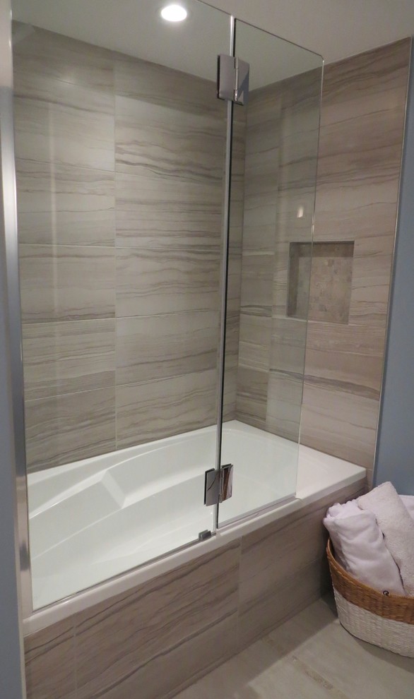 Bathtub/Shower with Glass Shield and Custom Niche - Contemporain ...