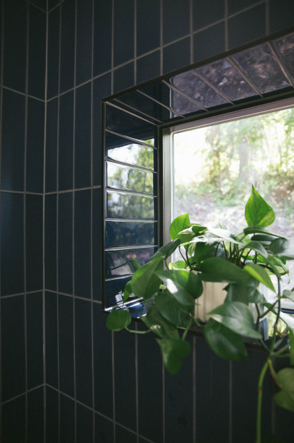 Blue Glass Tile Shower with Recessed Window - Scandinave - Salle de ...