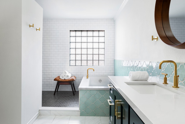Blue-Green Bathroom Tiles in Ogee - Classique Chic - Salle de Bain ...