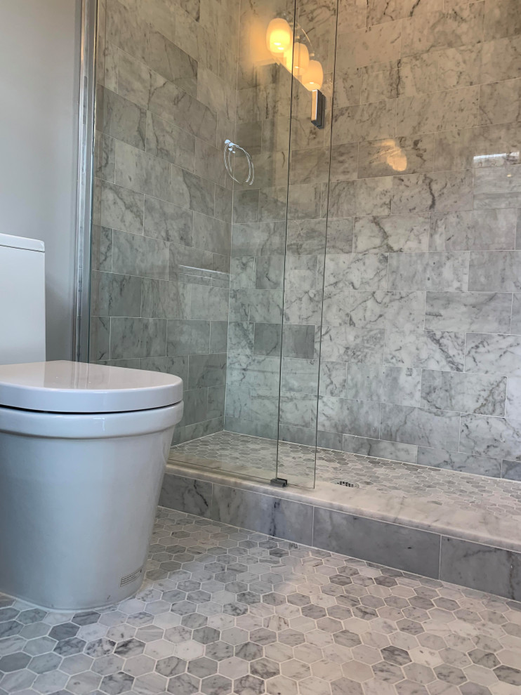 Carrara Marble Floor And Shower Design - Classique Chic - Salle de Bain - New York - par Anve ...