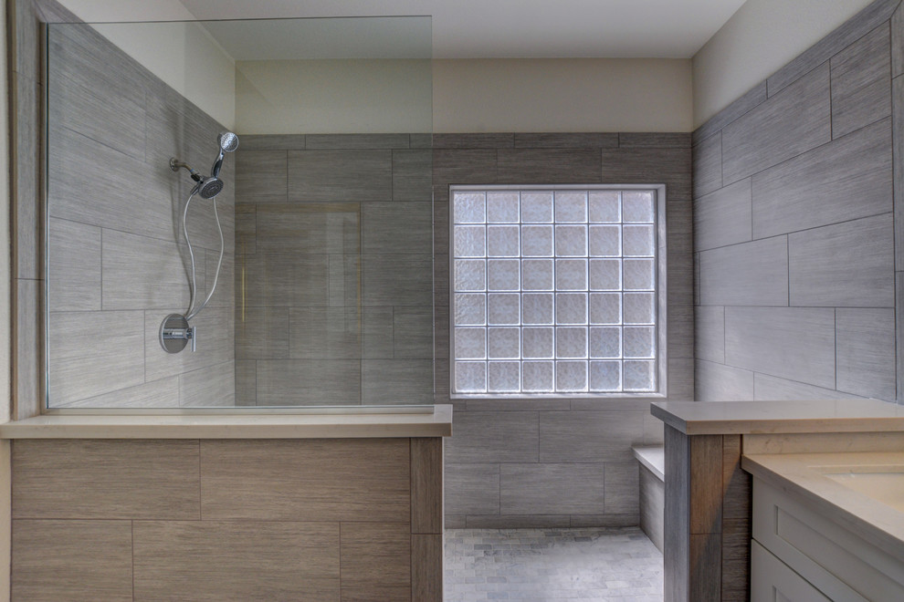 Classic yet modern master bathroom at Arrowcrest - Salle de Bain - Las ...