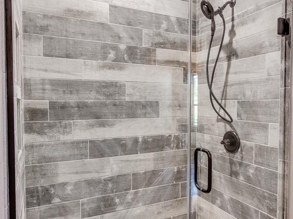 Custom built rustic home with modern finishes - Moderne - Salle de Bain ...