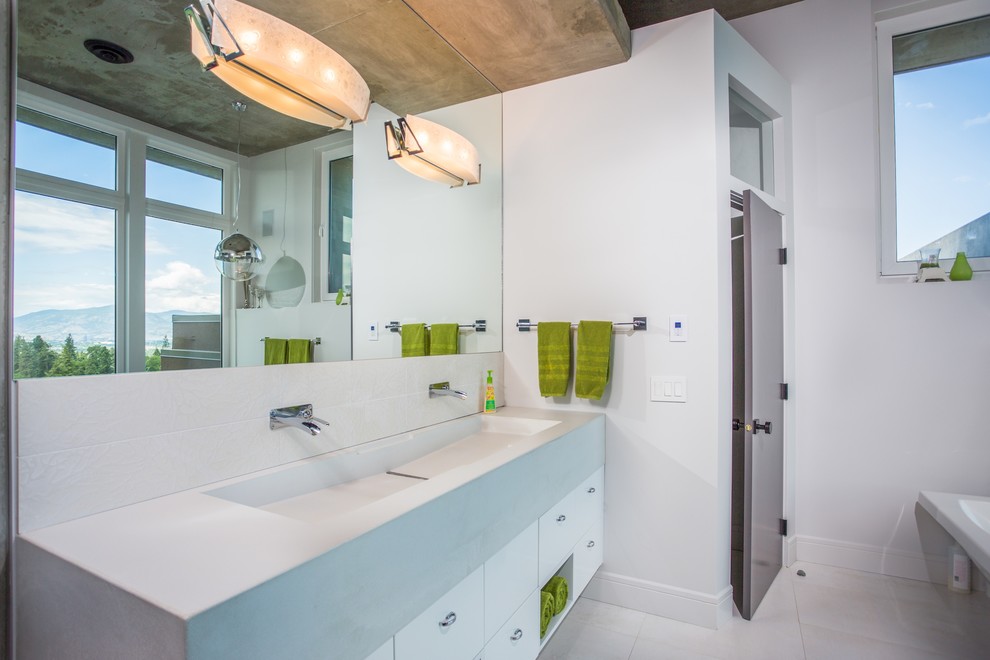 Custom concrete countertop with integral trough sink - Contemporáneo ...