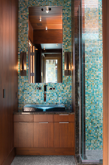 Custom vanity inside a modern pool house - Cuarto de baño - Baltimore ...