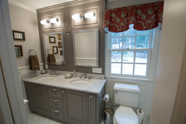 Gorgeous Colonial Remodel with Greenhouse - Clásico - Cuarto de baño ...