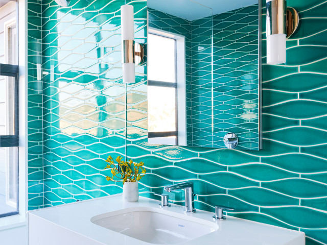 Green Wave Tile Bathroom in Bora Bora - Bord de Mer - Salle de Bain ...