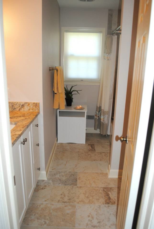 Hall Bath Remodel with KOHLER Archer Sink & Villager Tub - Salle de ...