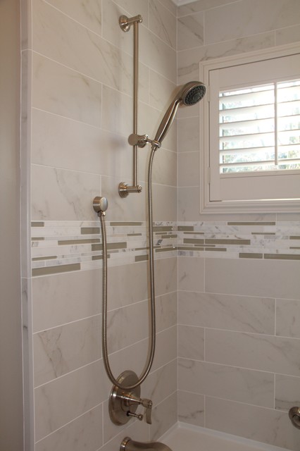 Hand-held shower faucet on adjustable bar - Classique Chic - Salle de ...