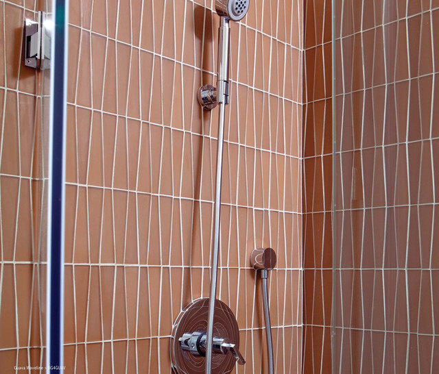 Island Stone Guava Waveline Glass Tile Shower - Moderne - Salle de Bain ...