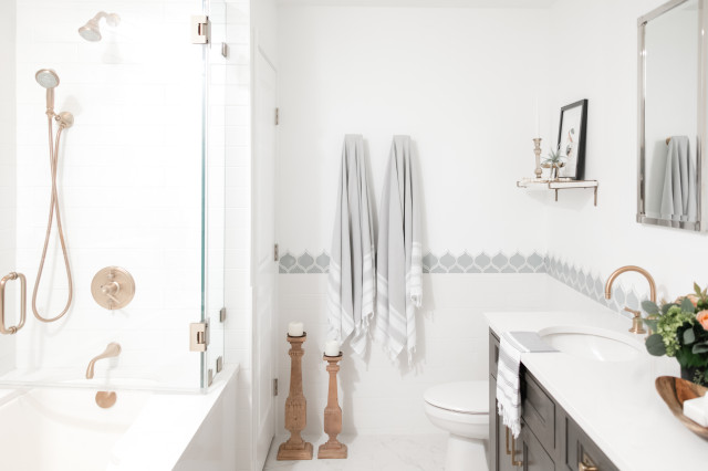 Bathroom of the Week: Bright and Stylish With a Roomy Shower-Tub