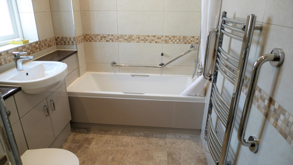 Low-level shower bath & fitted furniture - Salle de Bain - Oxfordshire ...