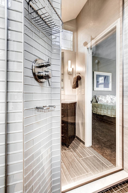 Master Bath with Tall Ceilings and an Open Feel - Contemporain - Salle ...