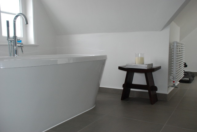 Minimal and Oriental Ensuite in Eaves - Contemporary - Bathroom ...