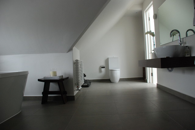 Minimal and Oriental Ensuite in Eaves - Contemporain - Salle de Bain ...