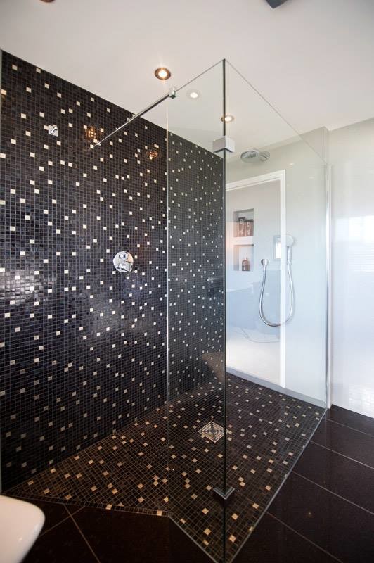 Modern Black and white walk in shower - Modern - Bathroom - Miami - by ...