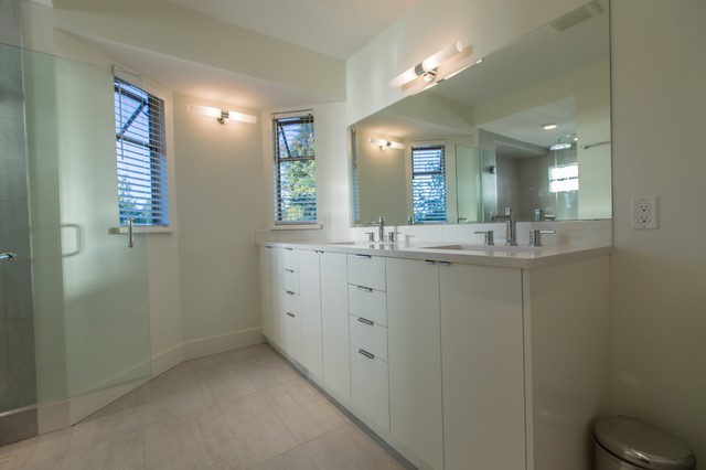 Modern Home Interior Renovation in Mission BC - Moderne - Salle de Bain ...