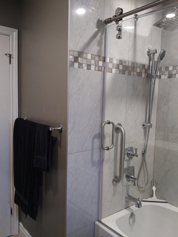 Modern Main Bathroom - Modern - Bathroom - Toronto - by HQ Construction ...