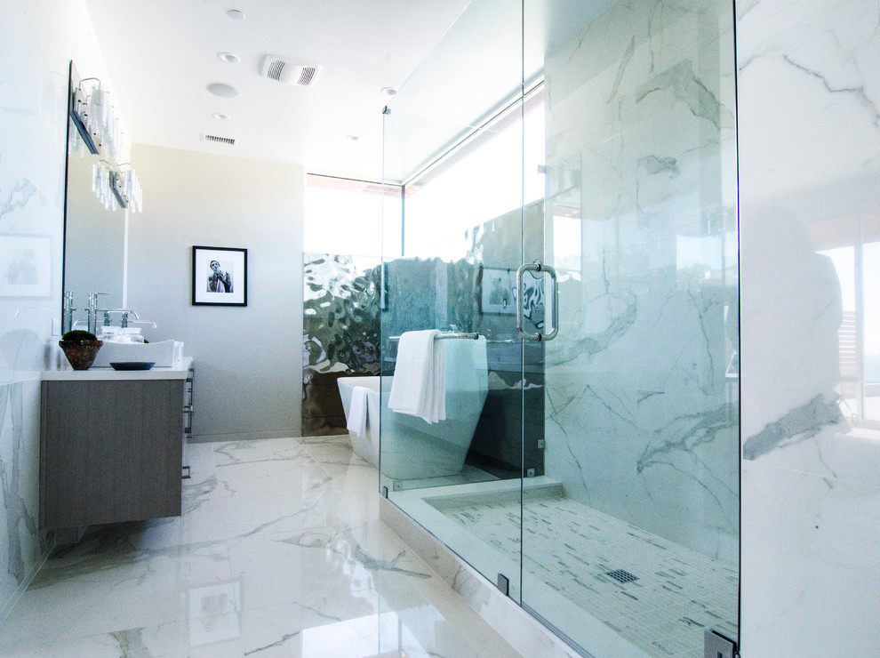 Pacific Palisades, CA - Beach Style - Bathroom - Los Angeles - by Belle ...