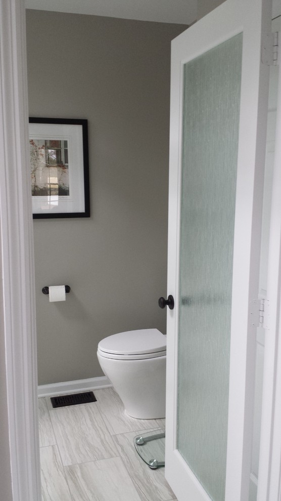 Rainglass door between vanity area and shower/commode area - Klassisch ...