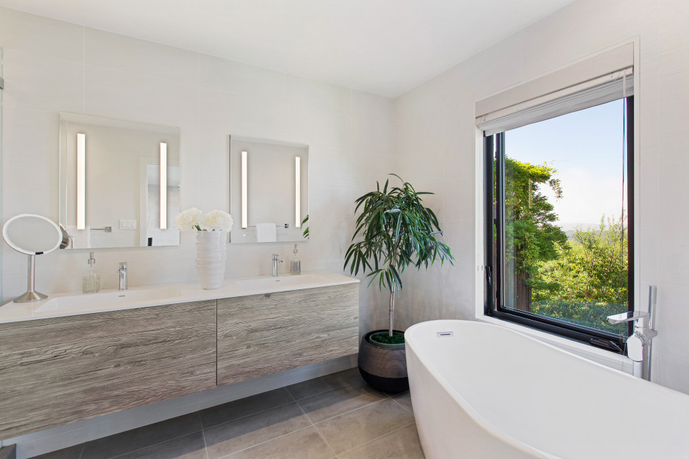 Floating and free-standing tub in the primary bathroom - Modern ...