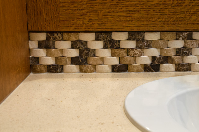 Sand-colored Silestone countertops. - Contemporáneo - Cuarto de baño ...