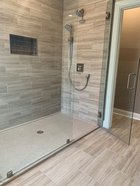 Stunning Master with ONYX Shower Pan - Clásico - Cuarto de baño ...