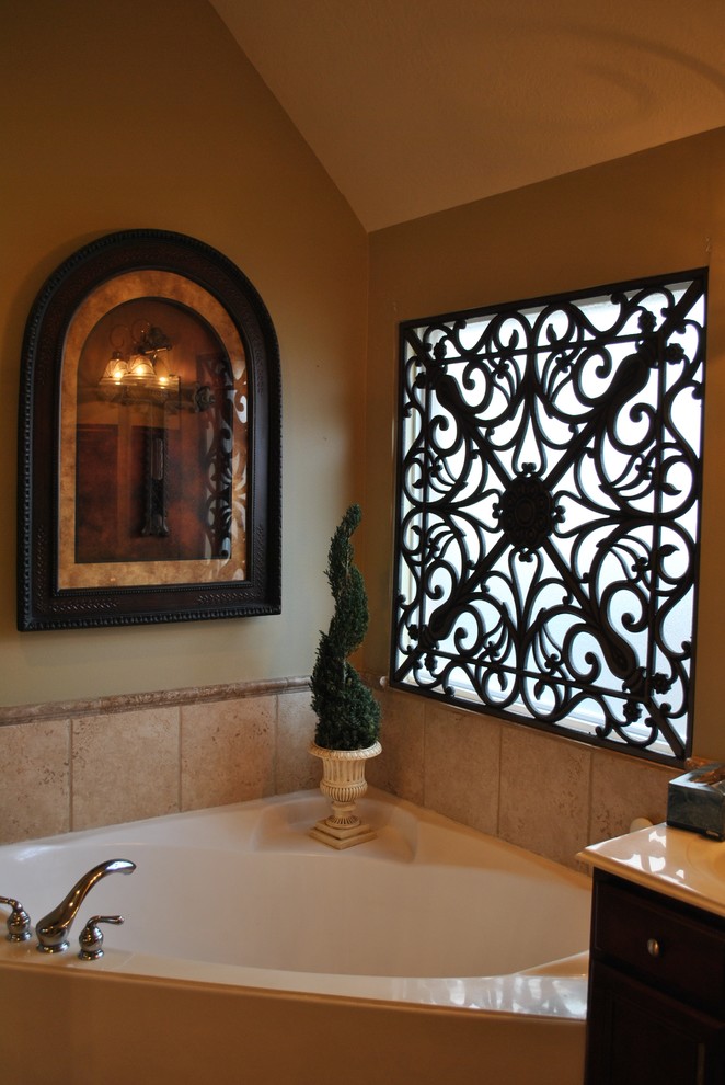 Tableaux and Faux Iron and Custom Preserved Topiary - Classique - Salle ...