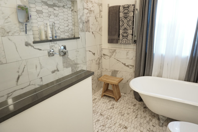 Teak shower seat and clawfoot tub - Classique Chic - Salle de Bain ...