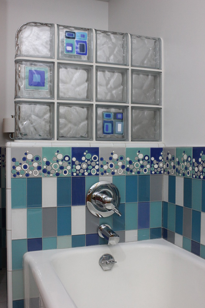 Wave patterned glass block partition wall with decorative glass tile ...