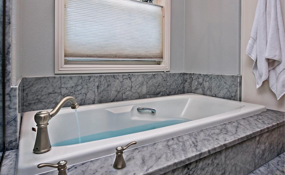 White Carrara marble slab tub deck, honed finish - Classique - Salle de Bain - Portland - par ...