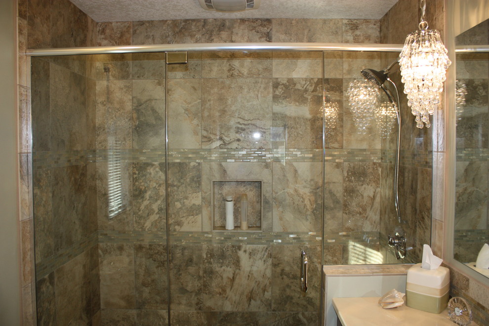 Windsor Heights 3/4 Bath with Custom Shower - Clásico renovado - Cuarto ...