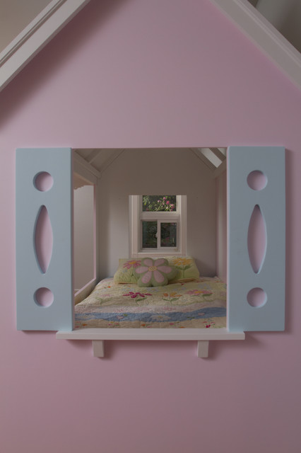 Decorative Window Sills on Child's Bed - Victorien - Chambre - Toronto ...