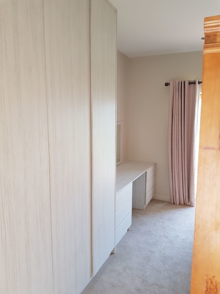 Fitted wardrobe with Dressing table: Dandy’s fitting unit ...