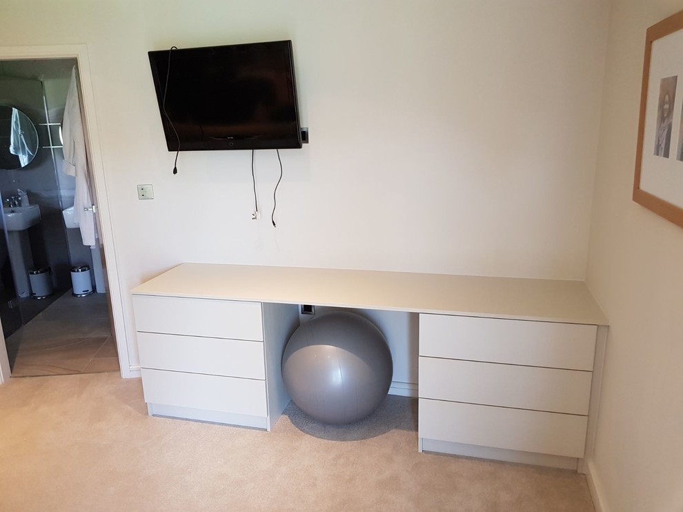 Fitted wardrobe with Dressing table: Dandy’s fitting unit ...