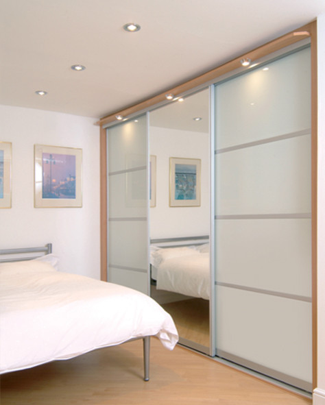 Fitted Wardrobe With Sliding Doors - Minimalistisch - Schlafzimmer ...