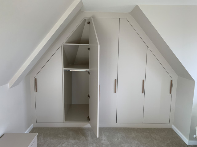 Master Bedroom Loft Conversion angled wardrobes - Moderno - Dormitorio ...