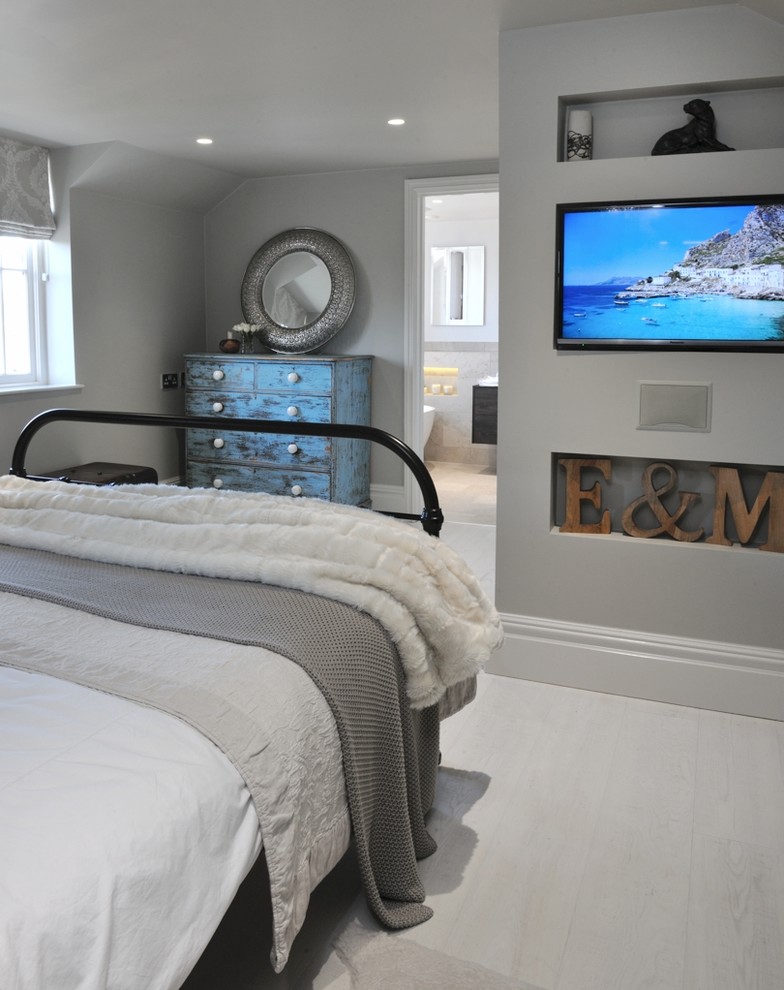 Panel bedroom with walk in wardrobe & en-suite - Llantwit Major ...