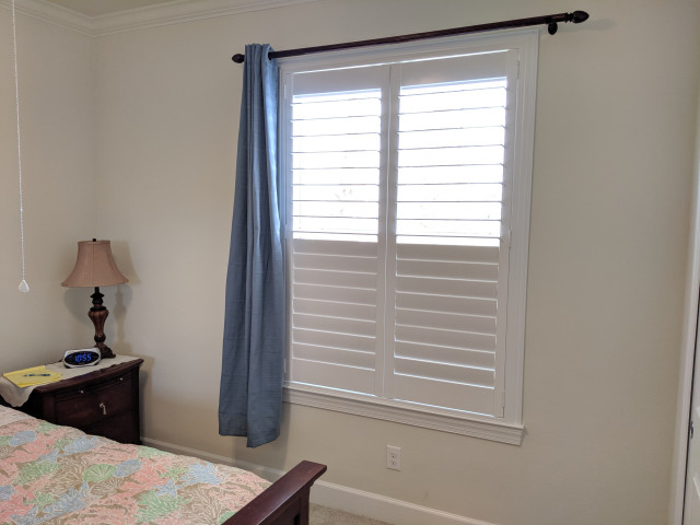 Split tilt bar allows bottom louvers to close separately even with No ...