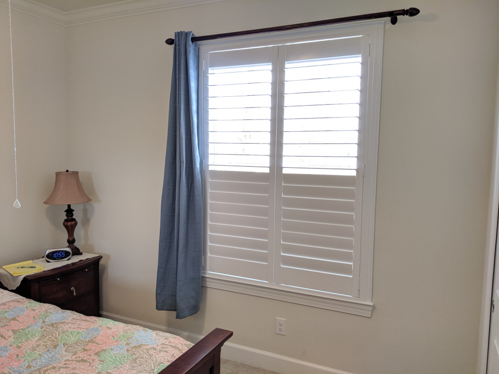 Split tilt bar allows bottom louvers to close separately even with No ...