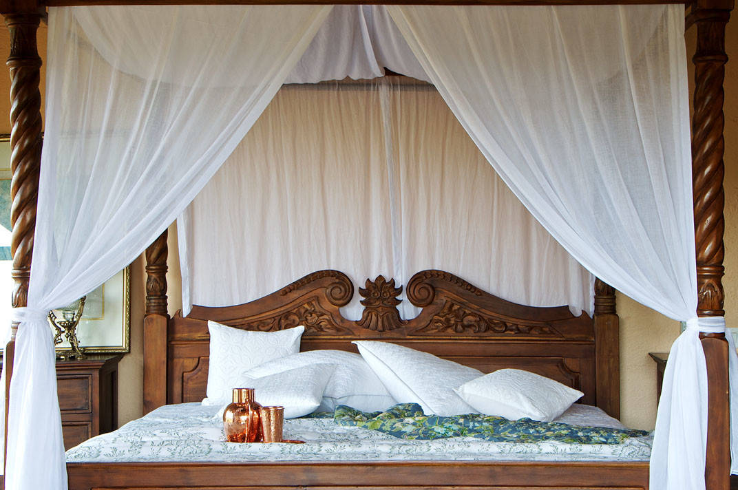 Modern four poster store