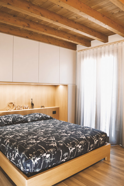 Camera matrimoniale con travi a vista - Modern - Bedroom - Other - by ...