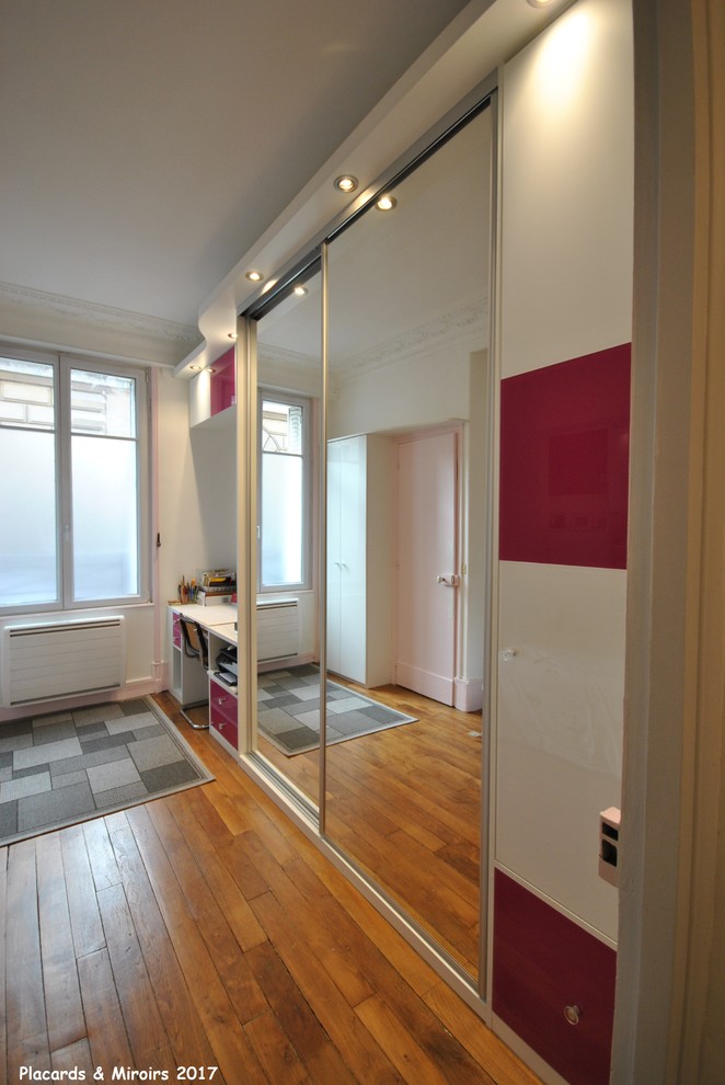 Placard miroirs et verres laqués fushia rose - Moderne - Chambre ...