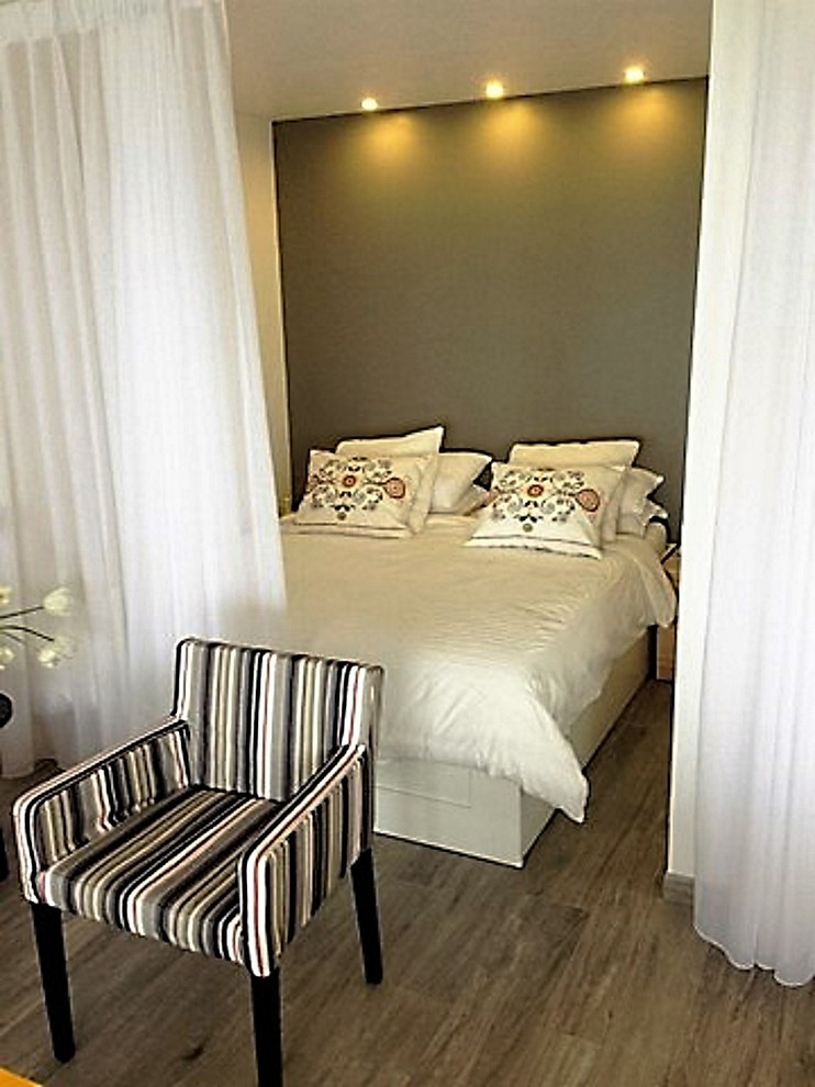 Un espace chambre / salon modulable - Beach Style - Bedroom - Nice - by ...