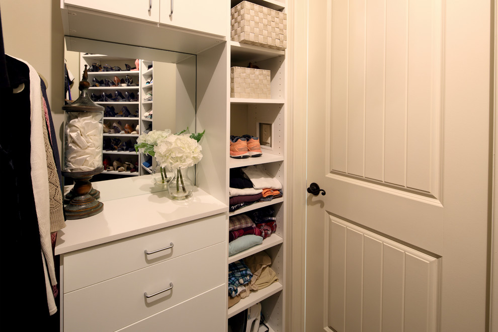 Angled Wall Walk In Closet Classique Armoire Et Dressing New
