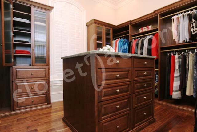 Dark Wood Traditional Walk In Closet Classique Armoire Et Dressing
