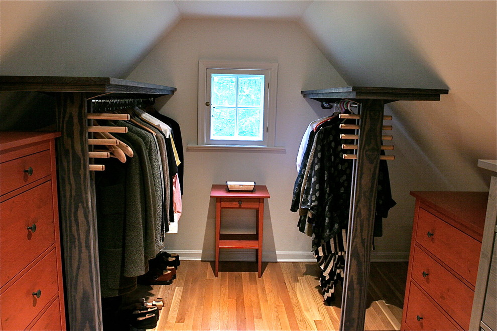Dormer Closet Shelves w/ Folly Hanging Rods - Moderno - Armario ...