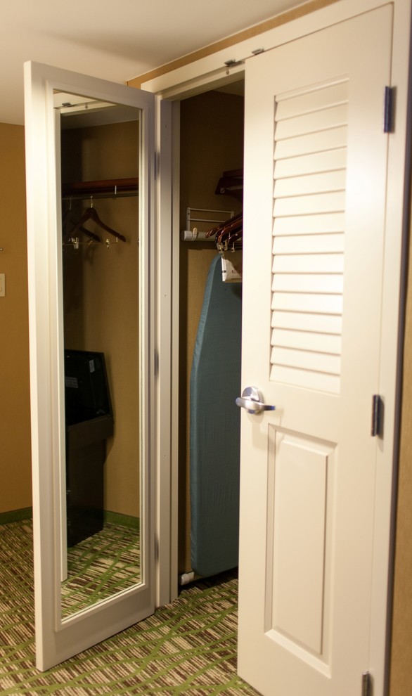 False Louver/Panel with mirror back - Modern - Ankleidezimmer - Chicago ...